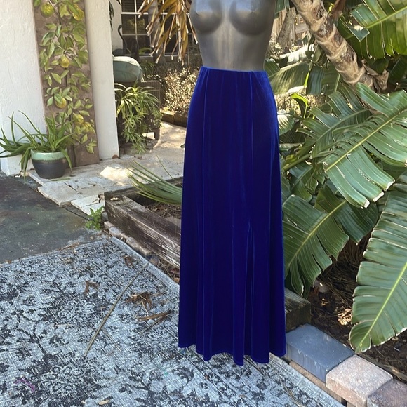 The Pyramid Collection | Skirts | The Pyramid Collection Elegant Velvet ...